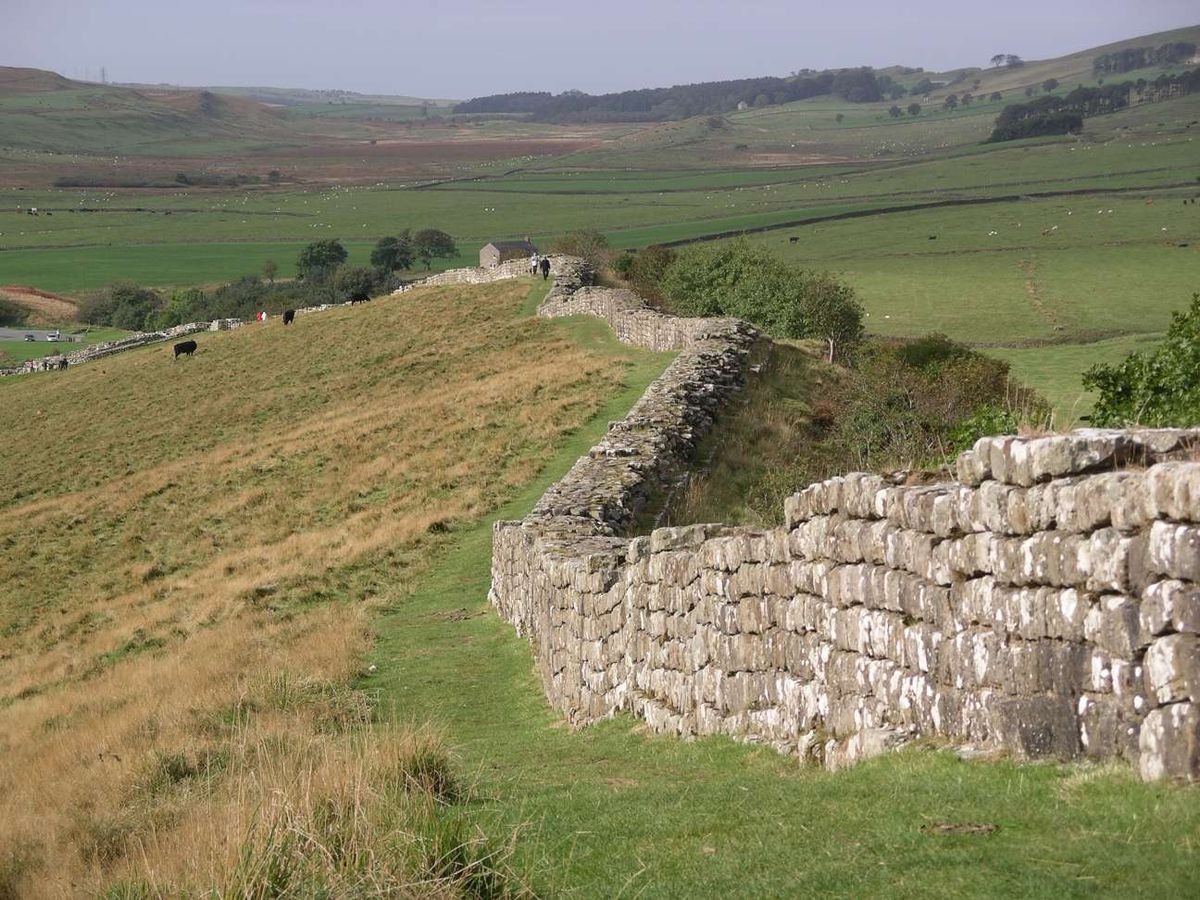 AD 122 – Hadrian’s Wall – History Bytez
